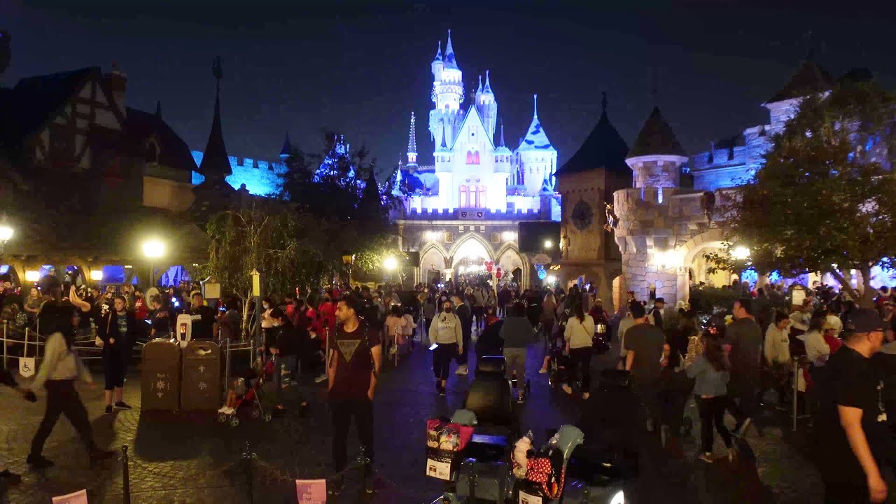 Disneyland Fantasyland Music | Sounds | Guests - YouTube