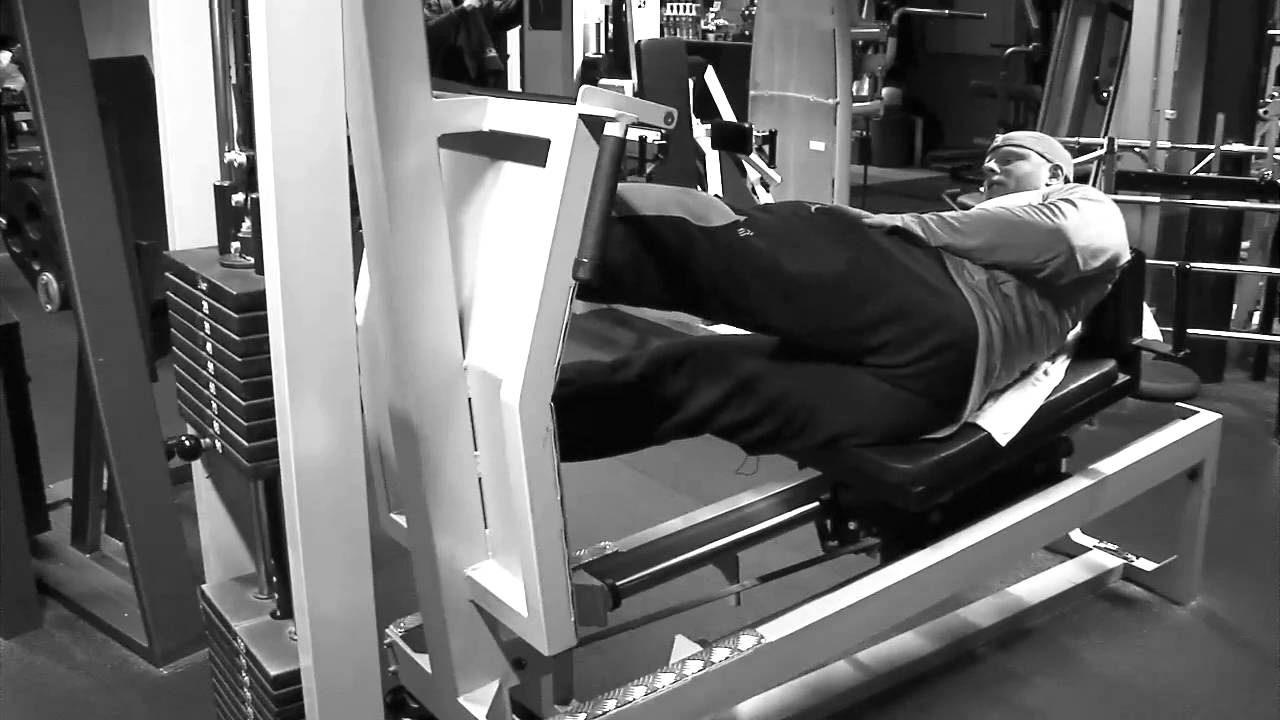 Bodybuilder Marco Detlef beim Beintraining mit André Regestein - YouTube