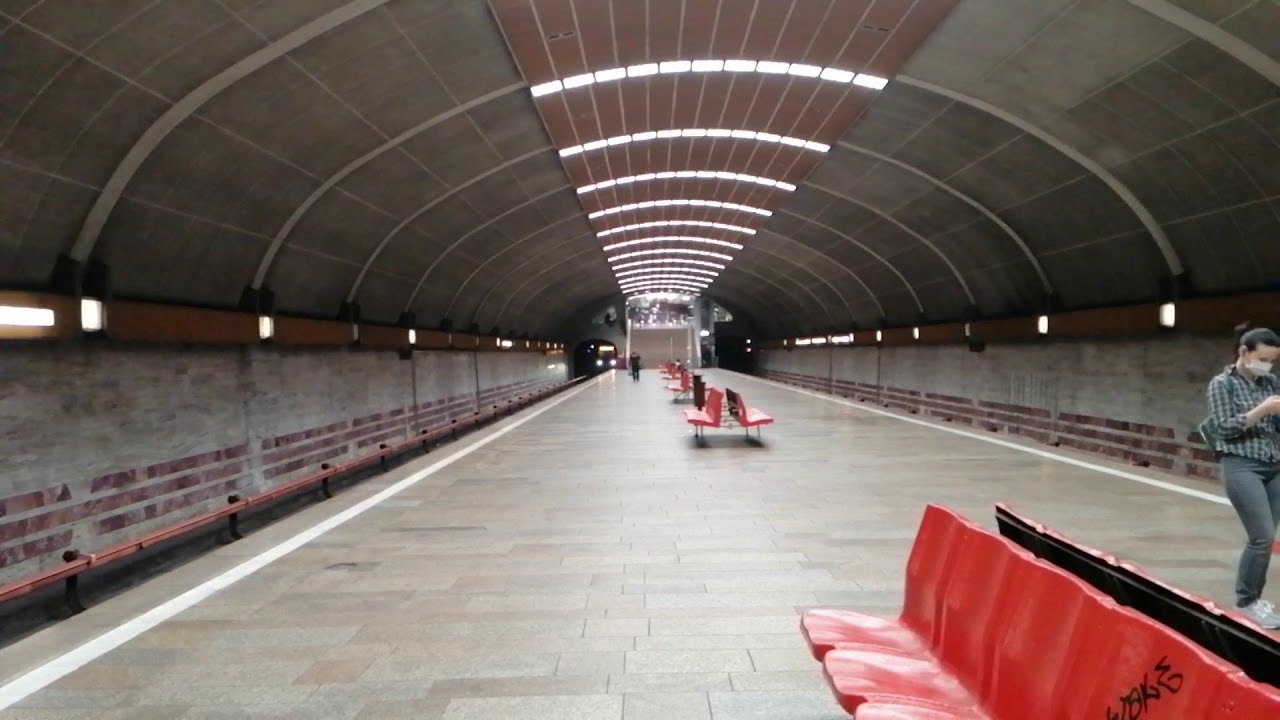 Rama de Metrou CAF 1314-2314 Prahova trecând prin Stația Titan - YouTube