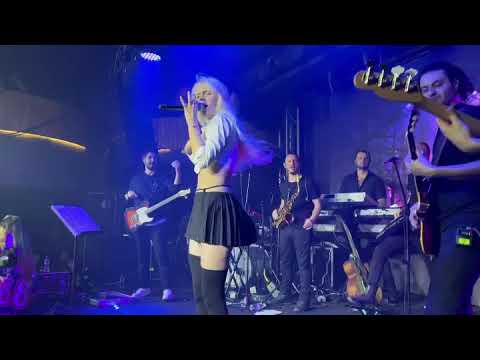 Aleyna Tilki – Uzun İnce Bir Yoldayım (Canlı Konser Performansı 🔥)#AleynaTilki #Konser