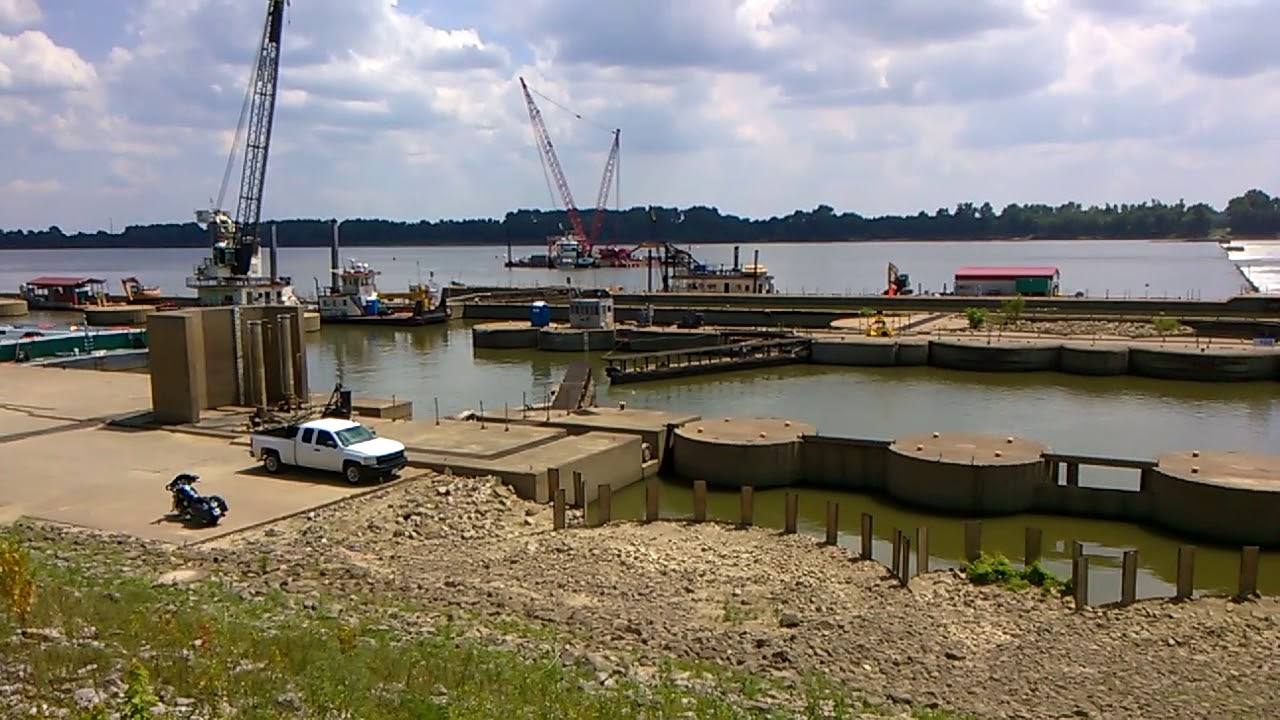 Opening the gates at Locks and Dam 52 - YouTube