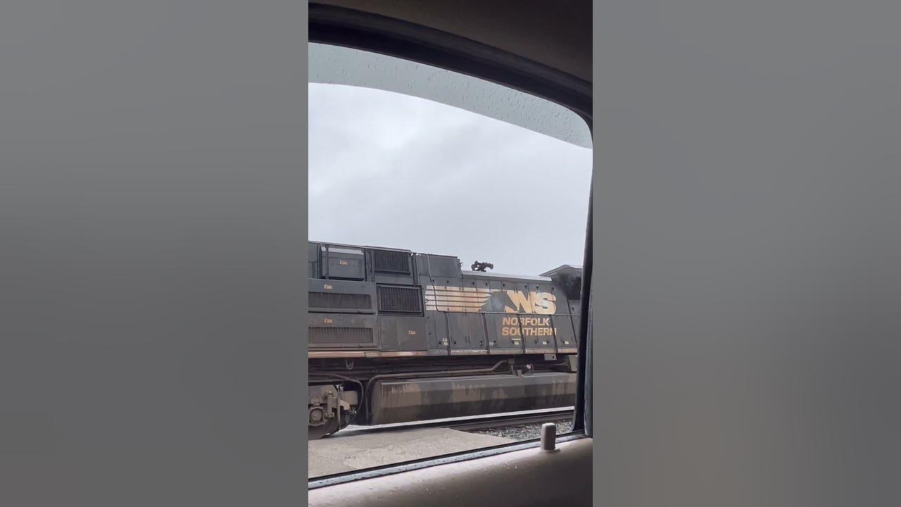 NS 1103 SD70ACE Air Startup - YouTube