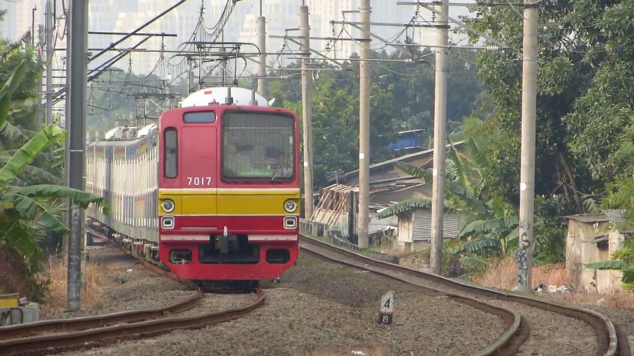 KRL Tokyo Metro Seri 7000 Set 7017 | 東京メトロ7000系7117編成 - YouTube