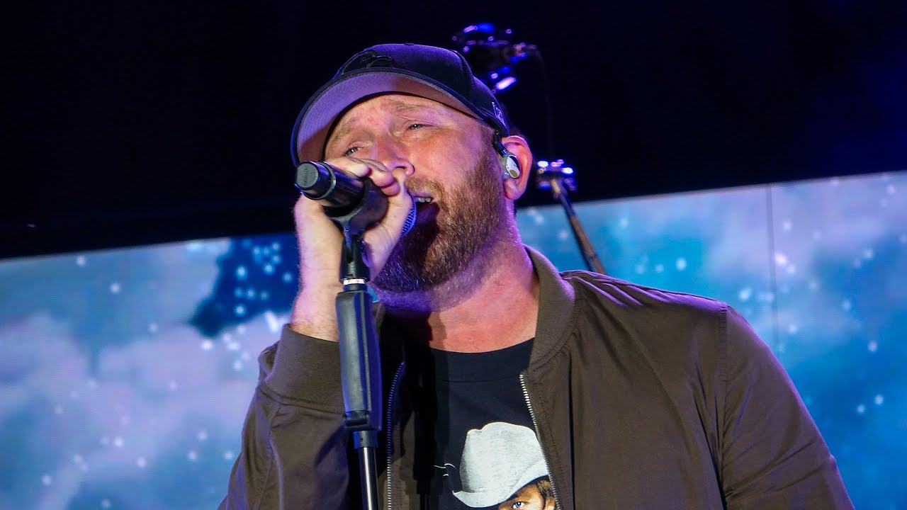 Cole Swindell performs She Had Me At Heads Carolina at the Fairbury ...