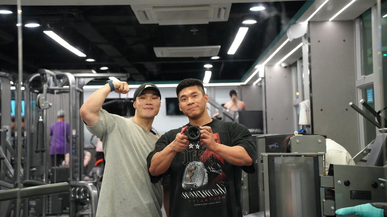 Prepping day 5 chest and triceps with Jason - YouTube