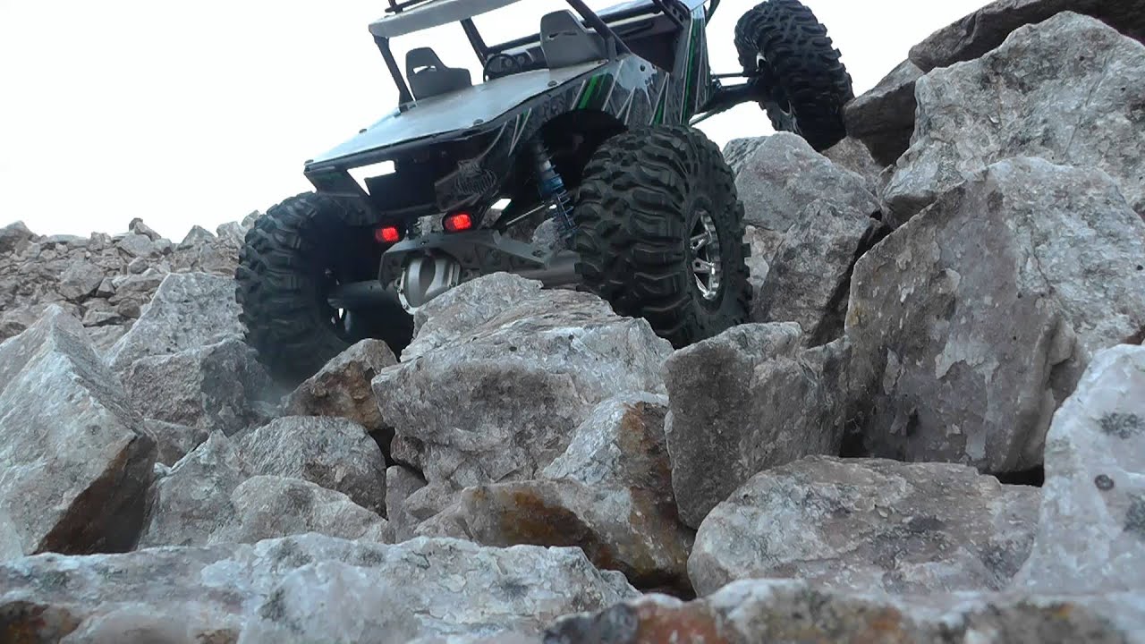 Axial wraith rock crawling - YouTube