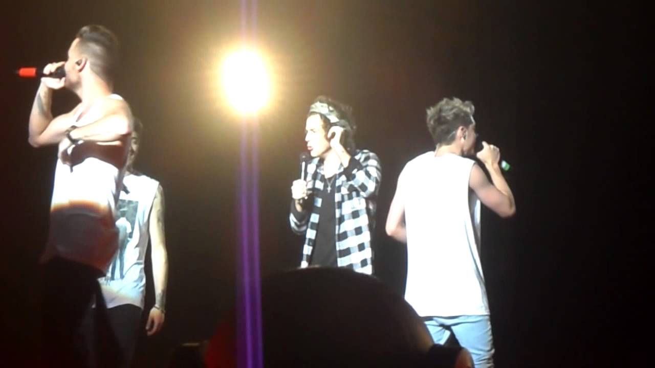 One Direction singing the Friends theme song in Peru / 27 de abril ...