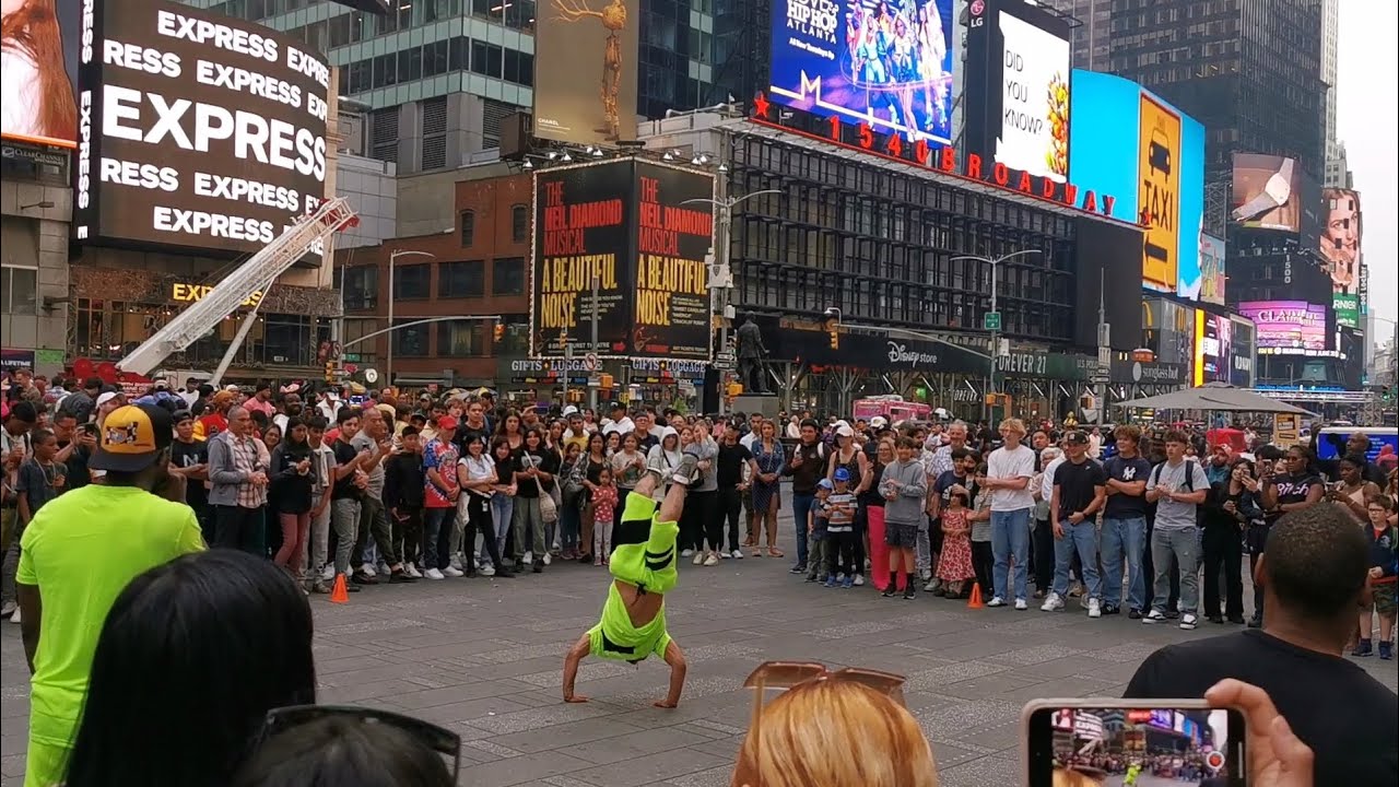 Street performers in Times Square | Broadway | New York City - YouTube