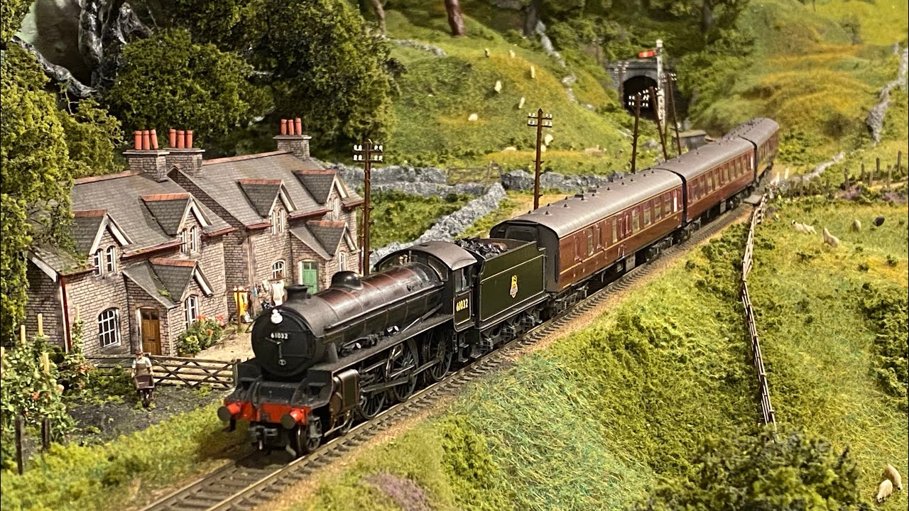 A Train in Trouble on the Yorkshire Dales Model Railway - YouTube