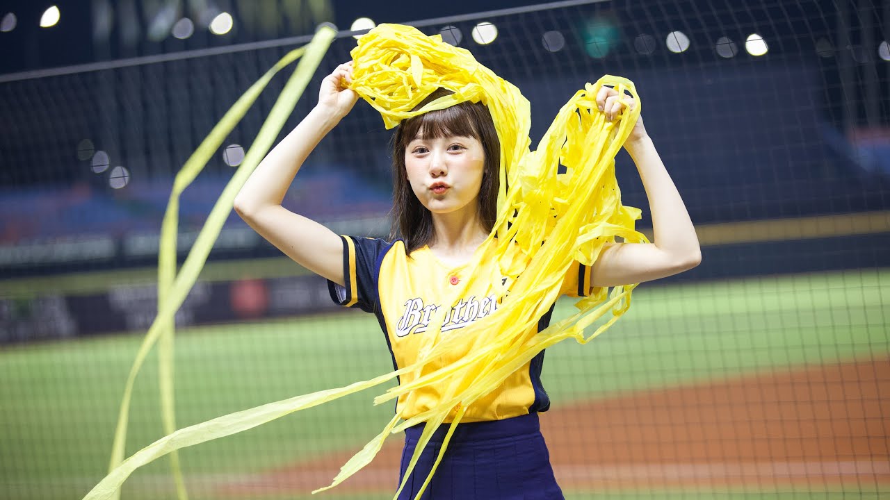 221021兄弟 v.s. 味全 Passion Sisters畇二Yuner應援(黃衫力量 周思齊 王威晨 岳政華 兄弟精神) - YouTube