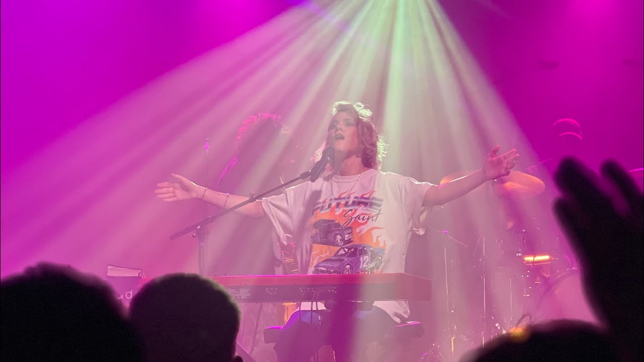 Oceans 🌊 Taya ~ Europe tour Budapest - YouTube