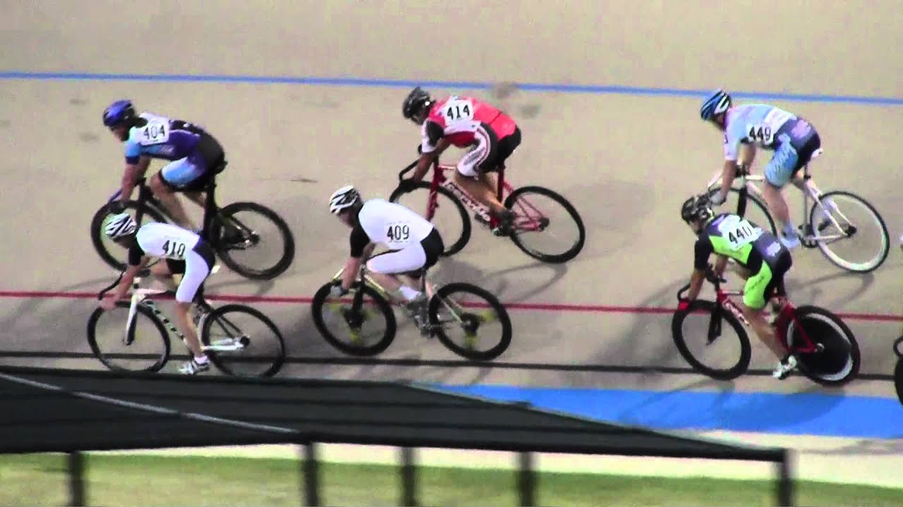 Juniors scratch race at the superdrome - YouTube