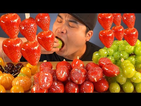 Strawberry tanghulu (candied fruits), green grape tanghulu, orange tanghulu, and different kinds of