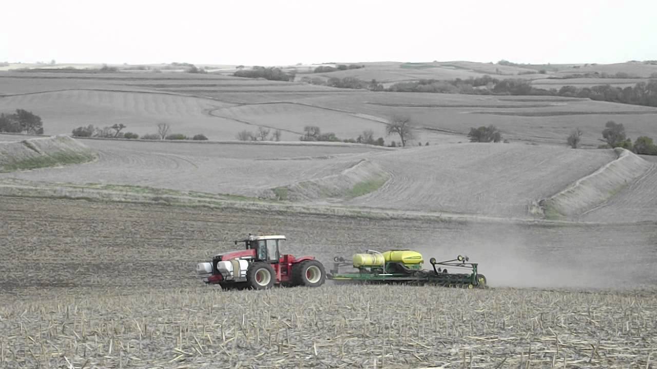 Versatile 435 Tractor planting corn in Western Iowa. Spring 2012 - YouTube