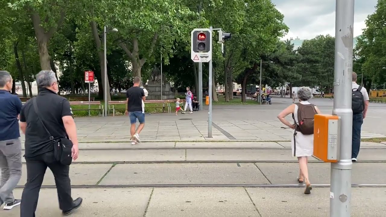 Straßenbahnübergänge Karlsplatz / Austrian light rail level crossings ...