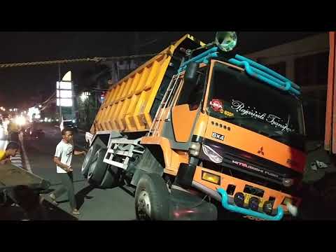 Evakuasi dhumtruk tronton ambles