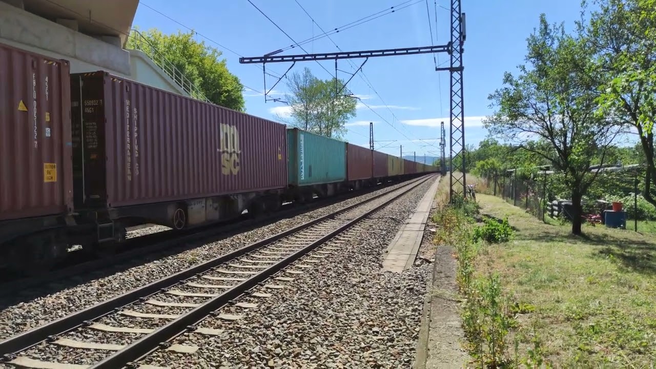 Nákladní vlak společnosti ČD CARGO vedený brejlovcem - YouTube