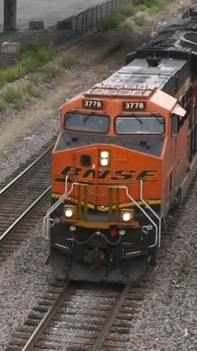 BNSF Tier 4 GEVO leader - YouTube