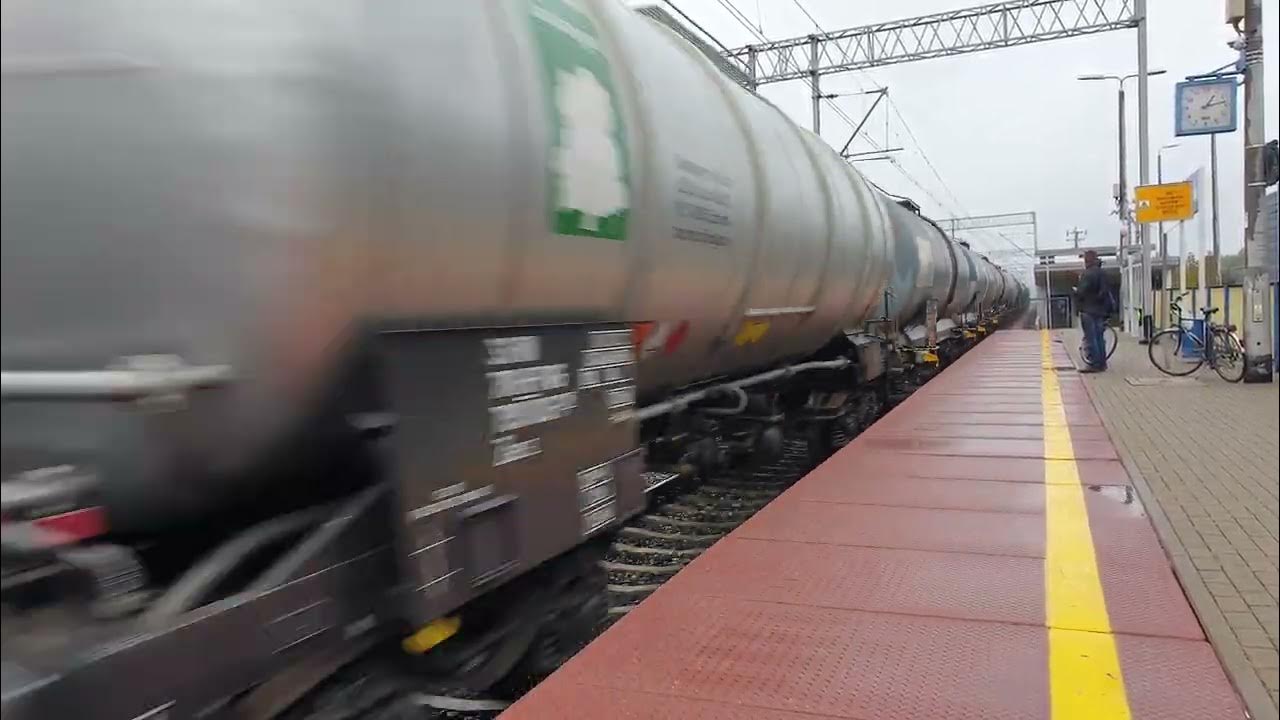 Et22-128 z beczkami przelotem przez Chotomów. - YouTube