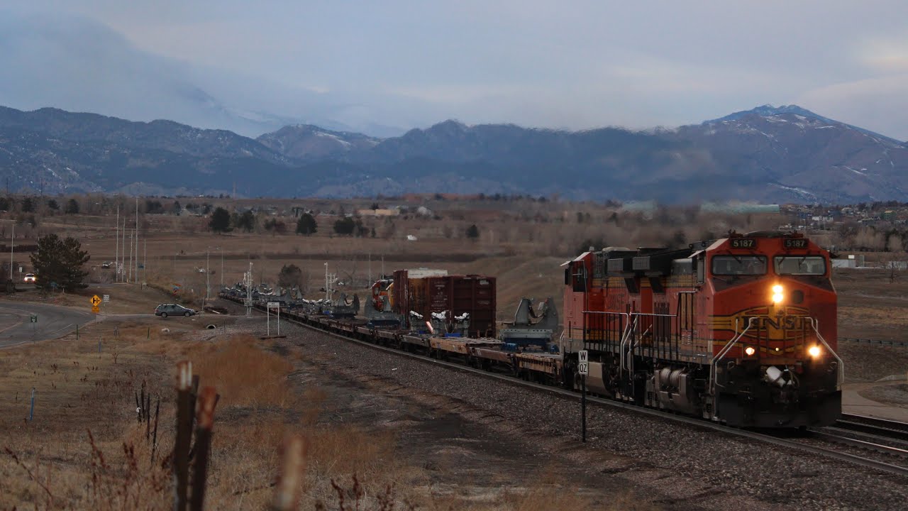 BNSF 5187 Leads Flatbeds Through Broomfield Siding - YouTube