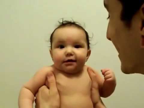 Bebeğini ağlatan baba