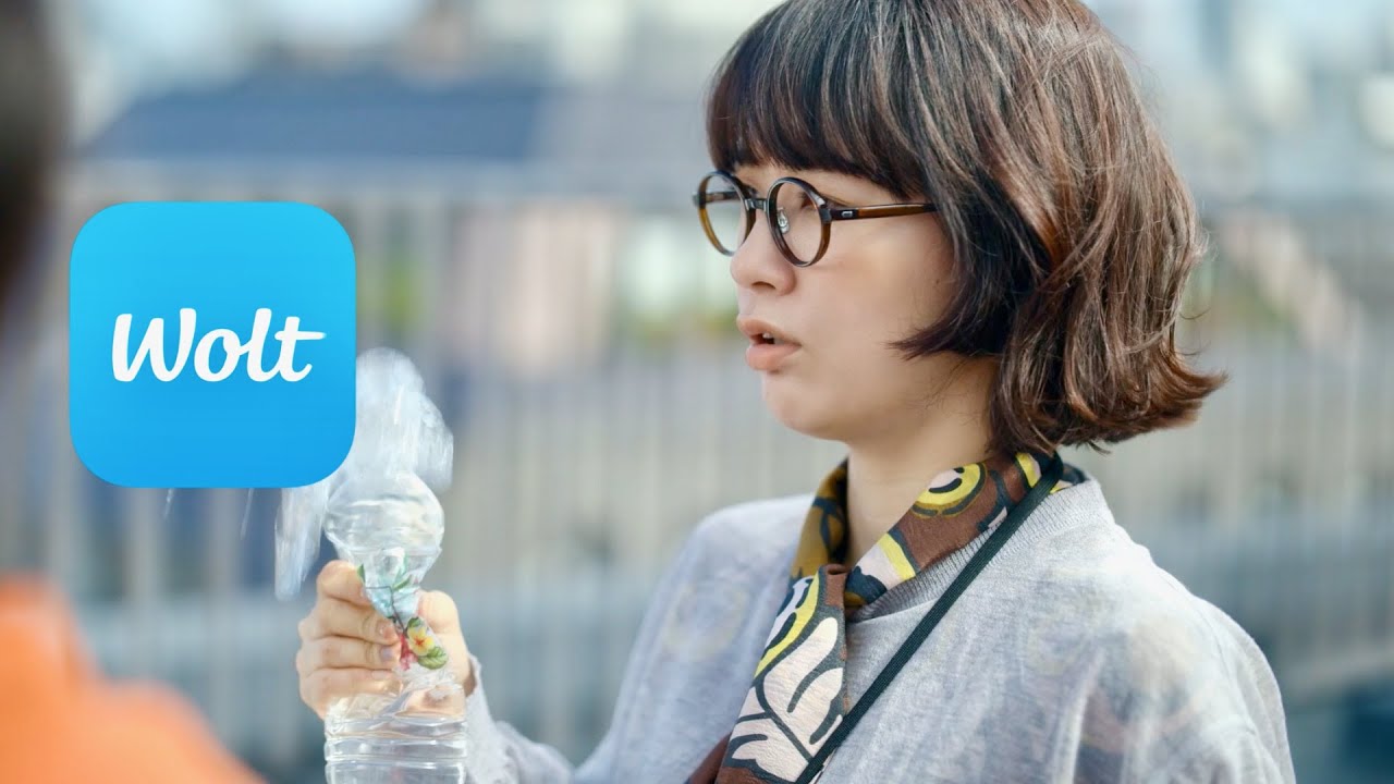 水川あさみ、何様のつもり!?思わず握りしめ水が噴射!!／「Wolt(ウォルト)」CM『ウォルトって誰?屋上篇』 - YouTube