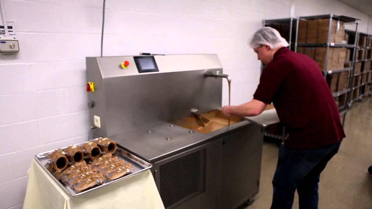 Chocolaterie Stam: Making of the Chocolate Easter Bunny - YouTube