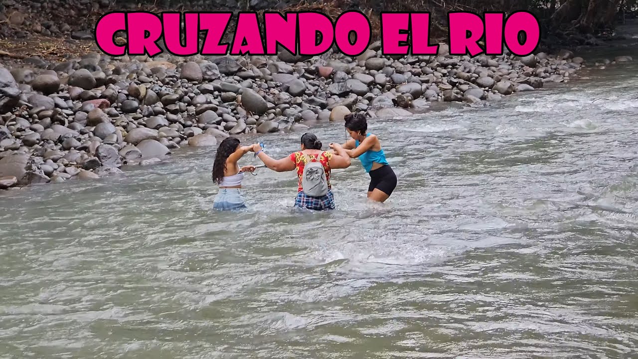 Ayudamos a cruzar el rio a esta madrecita. - YouTube