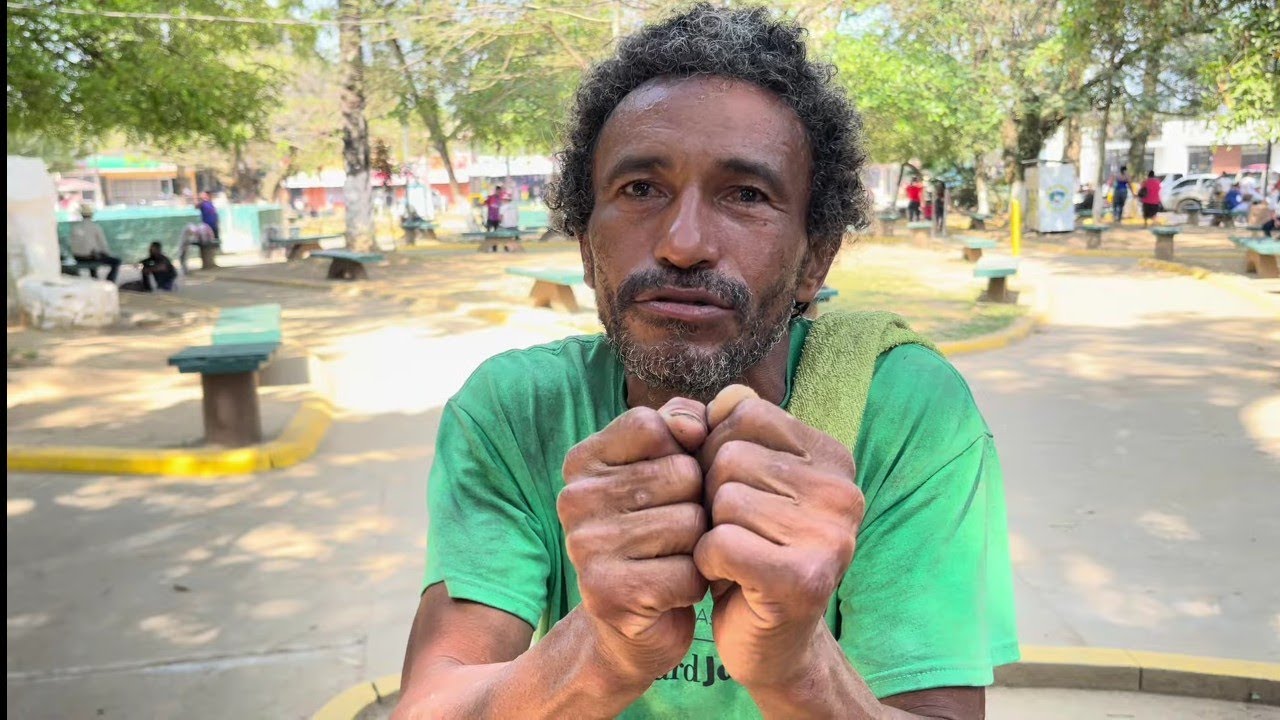 Julio Voltio le dedica una Canción a unas Muchachas..😁😁 - YouTube