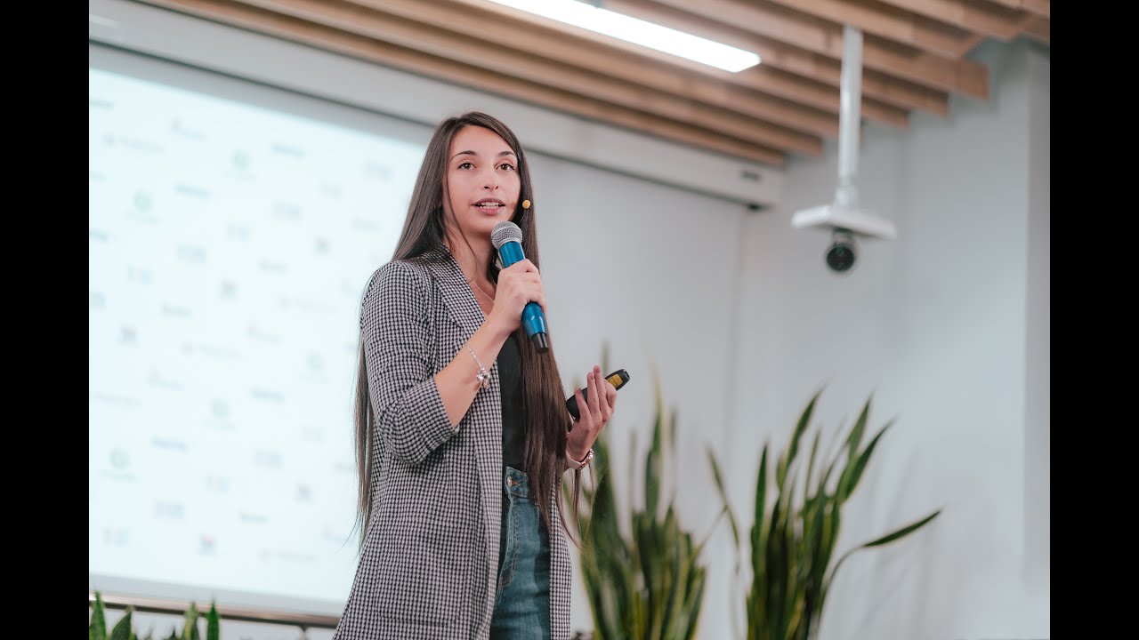 Тайната е в несъвършенствата | Стефани Събчева | Future Makers 2020 - YouTube