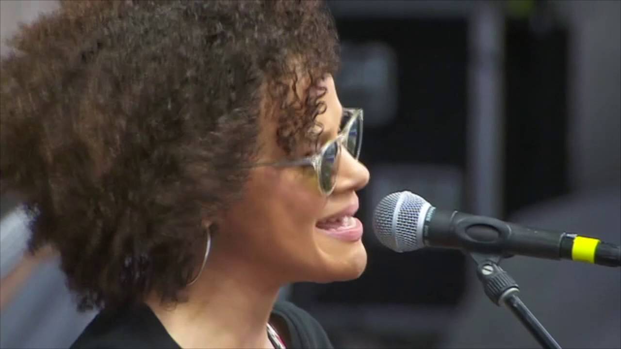 Sara (Live at Jazz Fest 2016) - YouTube