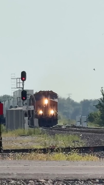 65-70 mph BNSF Z train heading east!! #bnsftrains #bnsfrailway #bnsf - YouTube