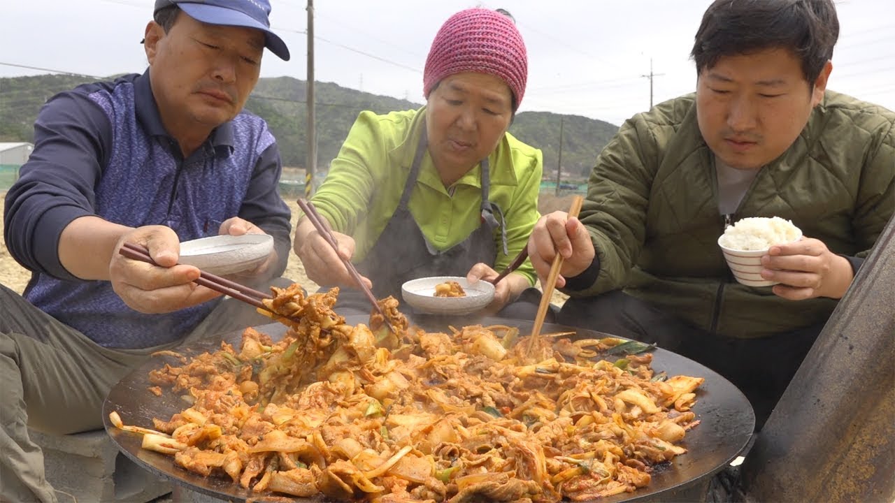 보기만 해도 군침도는 [[돼지고기 두루치기(Duruchigi, stir-fried pork with kimchi)]] 요리&먹방 ...