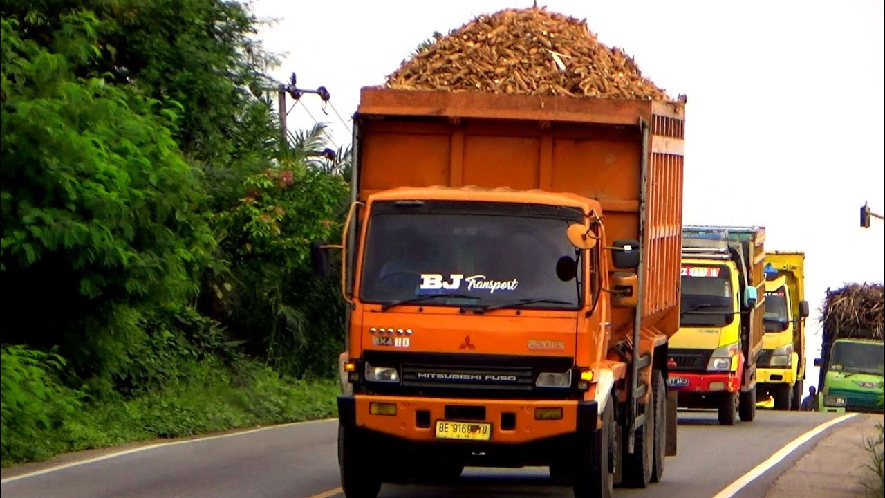 PULUHAN MOBIL TRUK BESAR MUATAN SUPER JUMBO RAMAI MELINTASI DI TANJAKAN ...