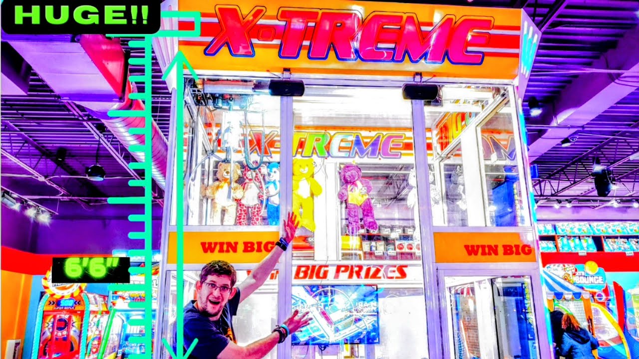 6'6" Tall Man takes on WORLD'S Biggest Claw Machine at Arcade City!!😱 ...