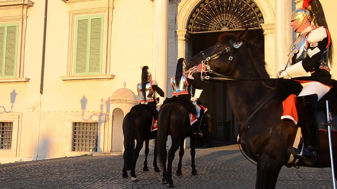I corazzieri terminano la guardia - YouTube