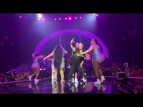 Lizzo - “Birthday Girl” (Live) - YouTube