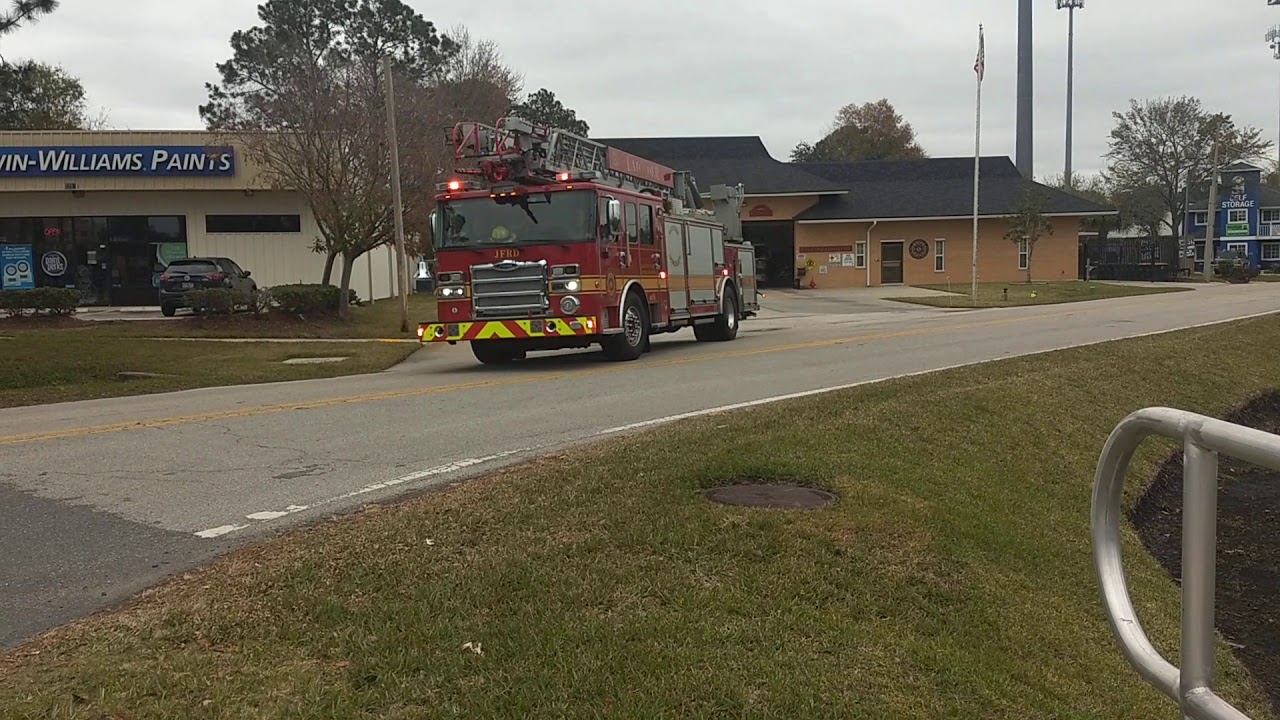 JFRD Ladder 44 in Ex L09 Responding w/Heavy Q - YouTube