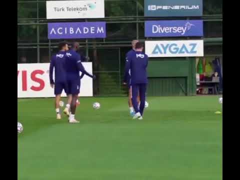 Mesut Özil Sinan Gümüş'e Beşlik Atıyor