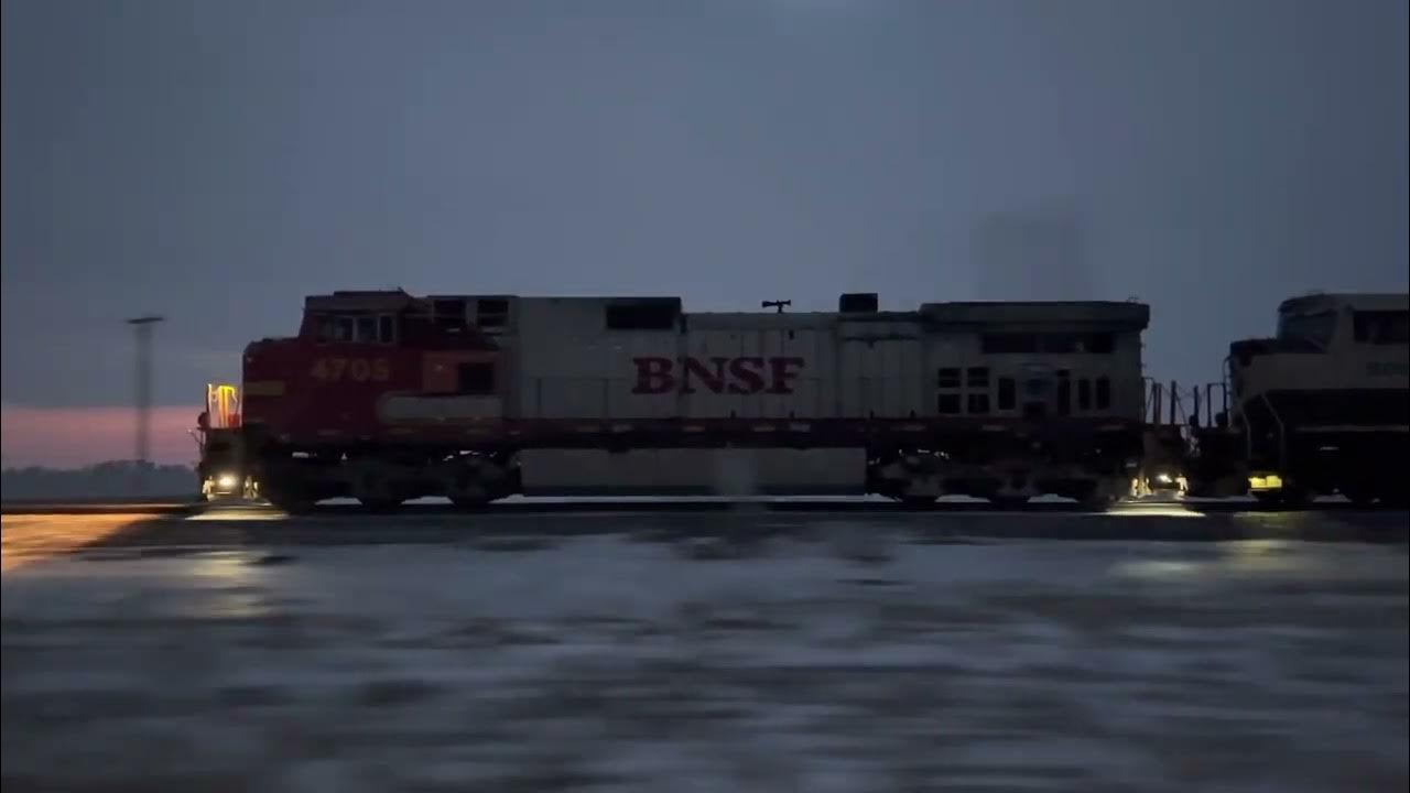 EX BN MAC #9499 trails a BNSF fakebonnet - YouTube