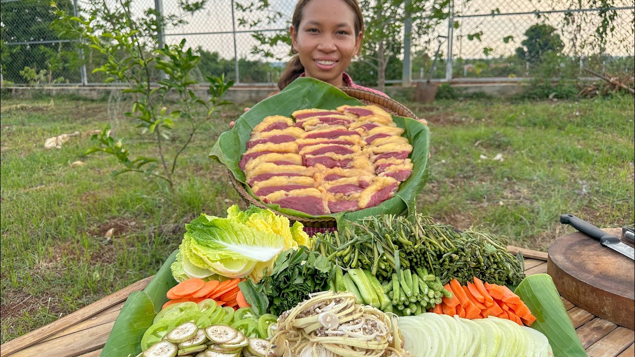 សាច់គោជាប់ខ្លាញ់អាំងទឹកប្រហុក ឆម ស្រីផាច - Chhom Sreypach - YouTube