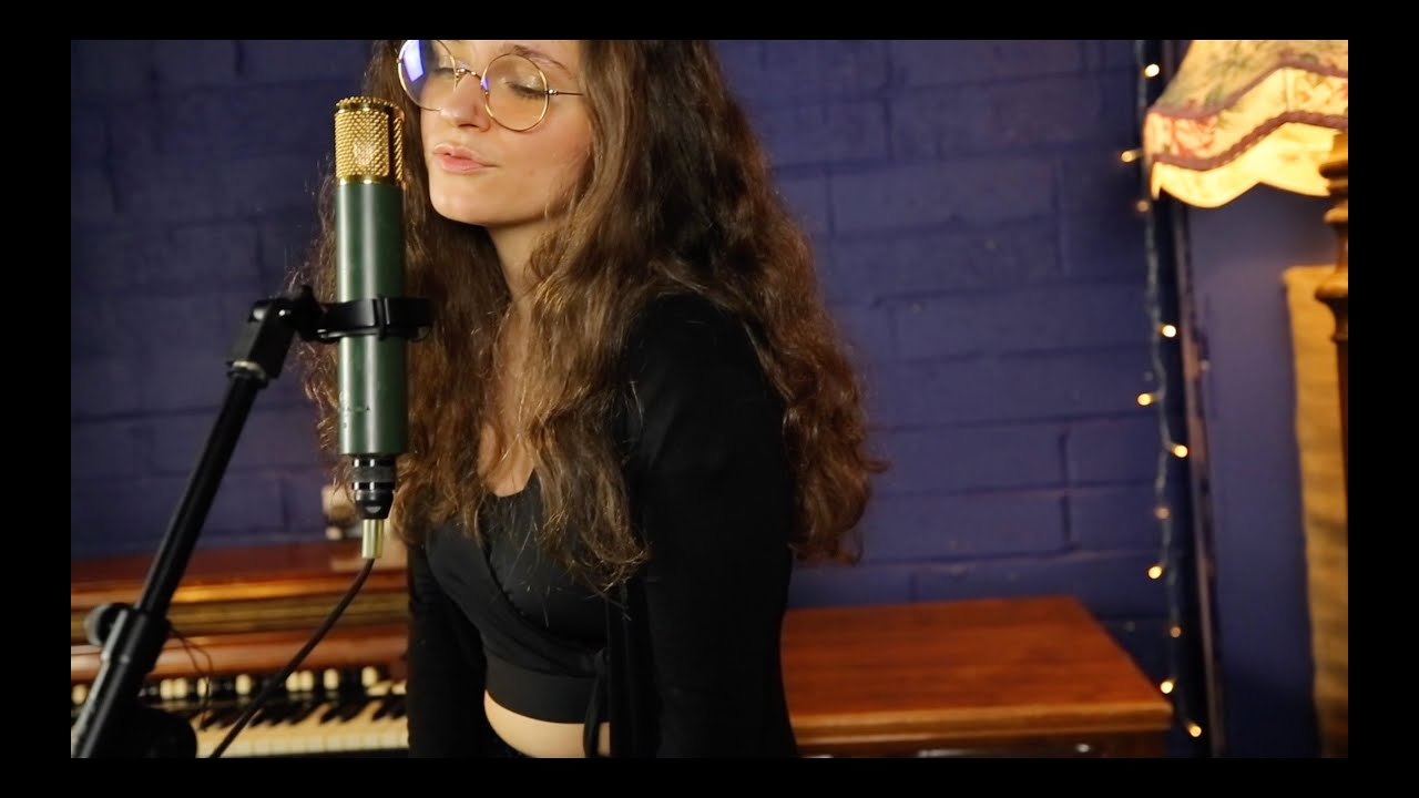 Gazel - Pointing At The Moon (Acoustic) Live at Hackney Road Studios ...