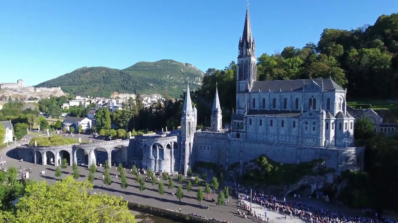 Jeden dzień w Sanktuarium w Lourdes - YouTube
