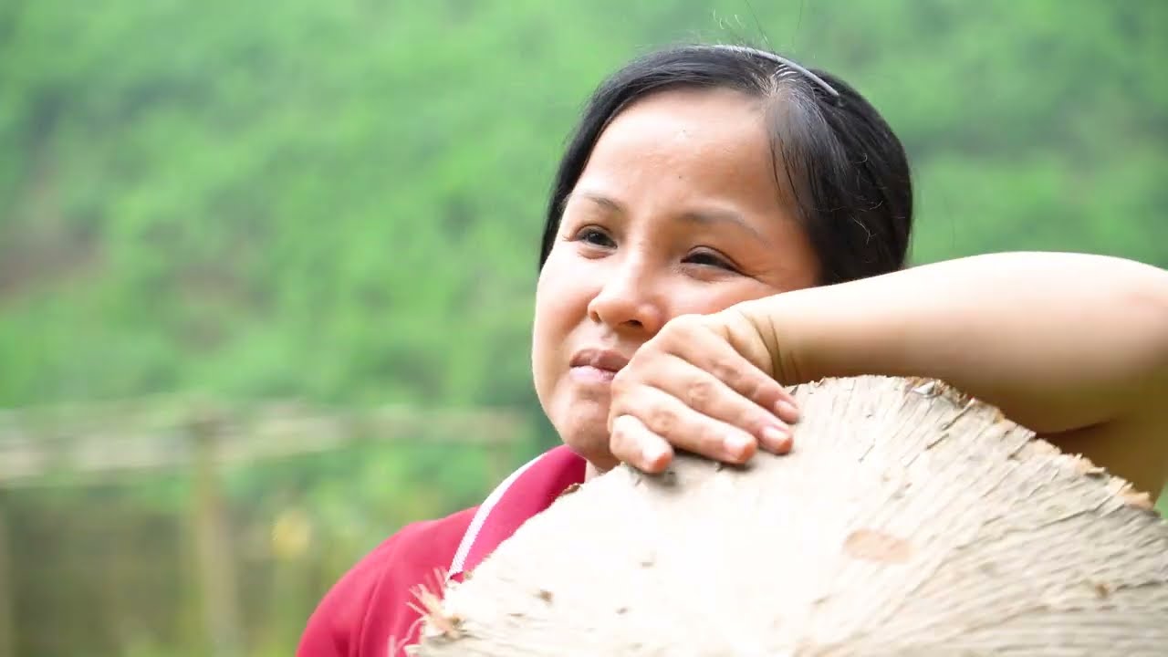 Dwarf family harvesting wild taro and confronts a giant python - KOMODO Dragon Attacks the Farm ...