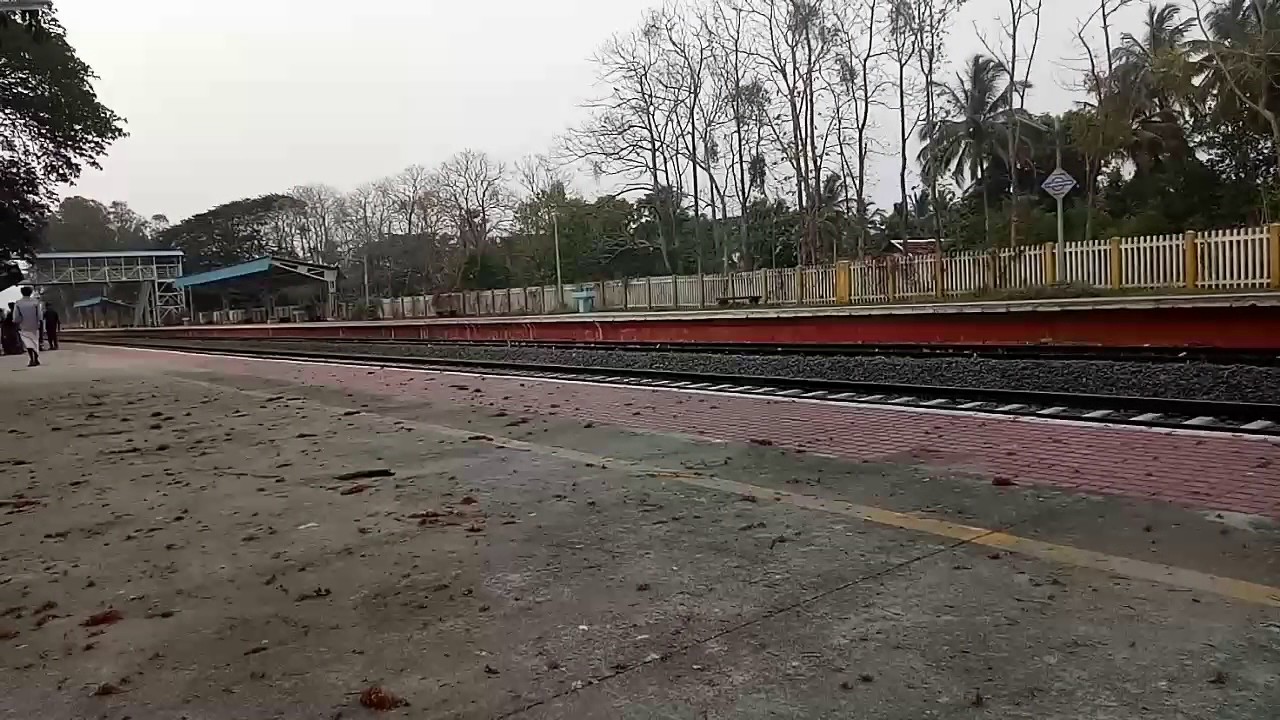 Palakkad town Pollachi Passenger reaching Pudunagaram Railway station ...