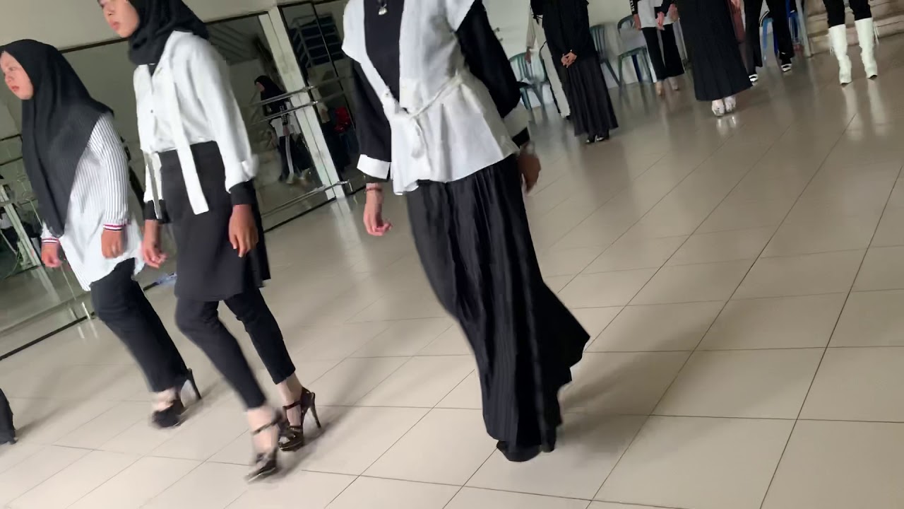 Bagaimana Belajar catwalk modeling class hijab - YouTube