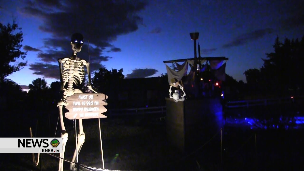 Scottsbluff Couple Creates World Class Halloween Display - YouTube