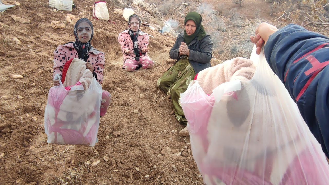 Photographer helps Zainab and Haditha build a cave in the desert for ...