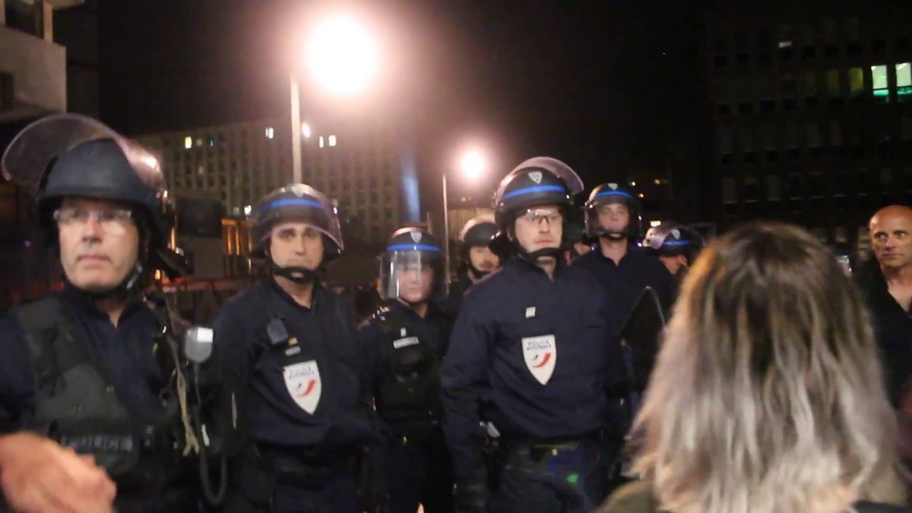 Policiers et CRS à l'UFR de Math Info - YouTube