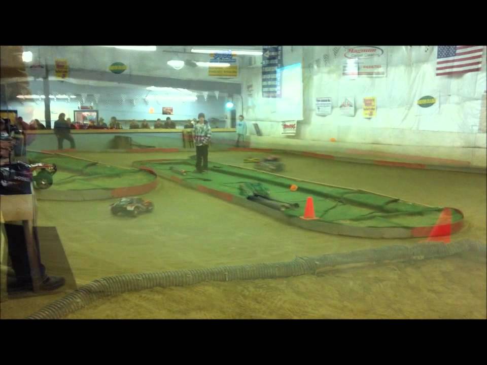 Mayhem: Dirt Oval RC Races With Crashes - YouTube
